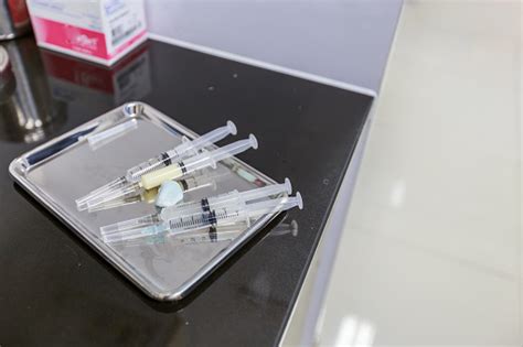 주사기 의료 주입입니다 의학 플라스틱 예방 접종 장비 의사 테이블에 바늘 0명에 대한 스톡 사진 및 기타 이미지 0명 개체