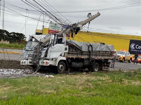 Caminhão Bate Em Poste E Deixa Motorista Ferido Em Caxias Do Sul