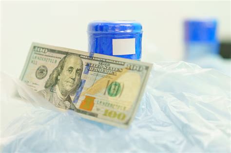 뚜껑에 작은 라벨과 100 달러가있는 플라스틱 갤런 물병 용기의 병목 현상 리프레쉬 소매 물 하얀 자연 제공 리프레쉬 냉각 서다 감기 정수에 대한 스톡 사진 및 기타 이미지