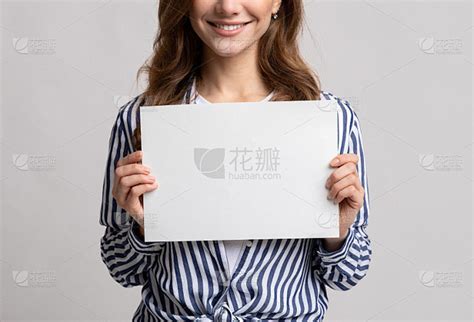 一位陌生的年轻女士手里拿着一张白纸