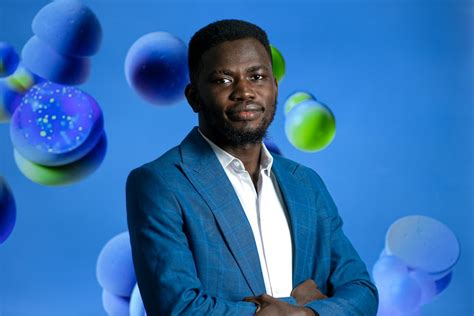 배경에 풍선이 있는 수염과 콧수염을 가진 남자 사진 Unsplash의 무료 웹30 이미지