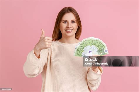 많은 유로 지폐를 들고 카메라에 엄지 손가락을 보여주는 여자는 복권 당첨에 만족합니다 여자에 대한 스톡 사진 및 기타 이미지 여자 유럽연합 화폐 단위 30 34세