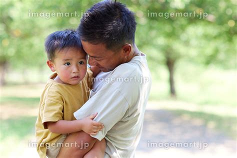 子供を抱っこする日本人のお父さんの写真素材 244107413 イメージマート