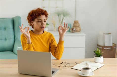 Yoga meditação mindfulness sem estresse mantenha a calma garota africana praticando yoga no