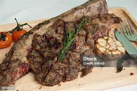 Potongan Steak Daging Sapi Tomahawk Panggang Dengan Rosemary Segar Dan