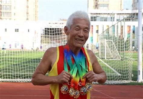 Meet Jin Hui Chinas 71 Year Old Track And Field Star Watercooler