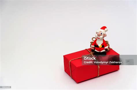 흰색 배경에 큰 빨간 크리스마스 선물 상자에 앉아 산타 클로스 크리스마스와 연말 연시 컨셉 12월에 대한 스톡 사진 및 기타 이미지 Istock