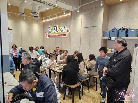 【台北美食】老牌張豬腳飯。延三夜市超人氣豬腳飯！鹹香醇厚好下飯~用餐時間外帶人潮多 Aniko 艾妮可美味人生