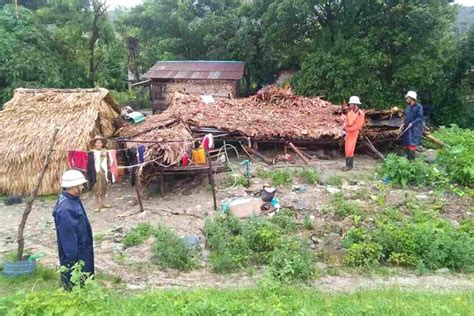 ပေါင်မြို့နယ်တွင် လေပြင်းတိုက်ခတ်မှုကြောင့် နေအိမ် ၉ လုံး အမိုးလန်ခြင