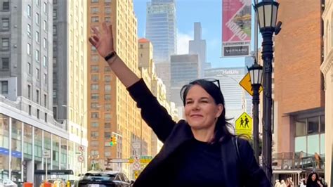 Annalena Baerbock Zeigt Sich Im Stil Von Sex And The City In New York