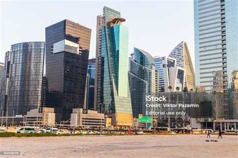 두바이 Uae 21062023 셰이크 자예드 도로를 따라 있는 현대적인 고층 빌딩의 사진 도시 0명에 대한 스톡 사진 및 기타
