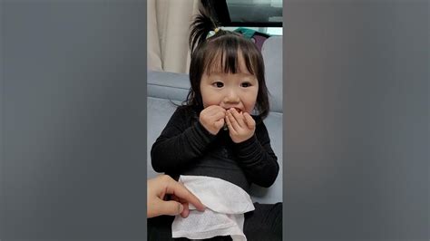 딸기 잡아먹는 아기 ㅋㅋㅋㅋ 야무지게 꼭지분리 🤩 Youtube