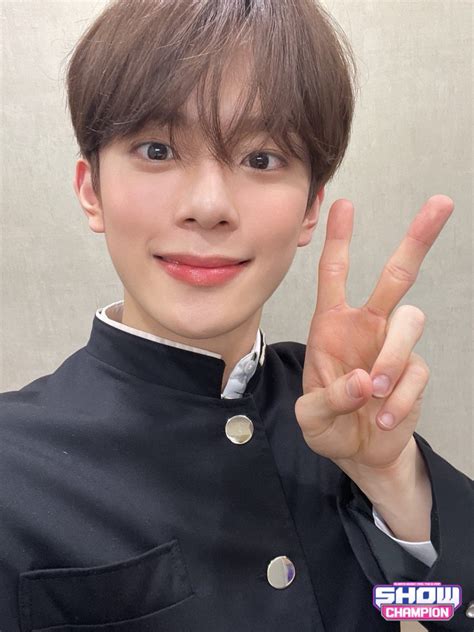 어이 어이‼️ 거기 쇼챔피언 안 기다리고 딴짓하는 학생‼️선도부장 윤따나한테 호온난다〰️⁉️ 그 와중에 청춘 드라마 남주 같은 딴콩민… 혼내주면 오히려 좋아…🥹💙💜 오늘