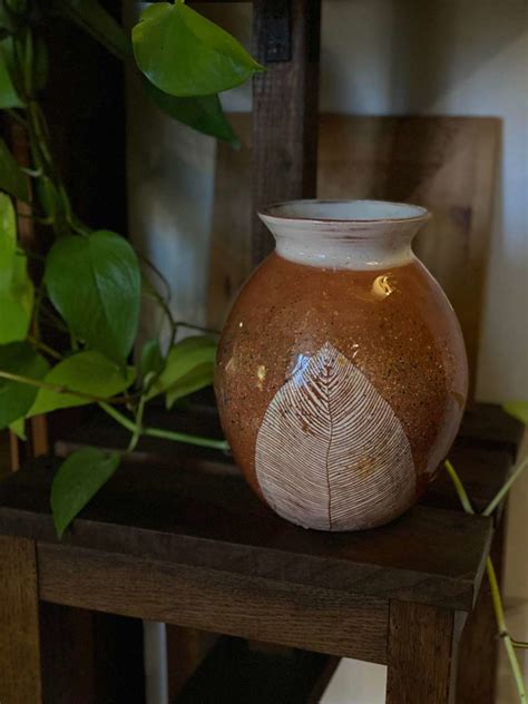Petit vase boule en grès blanc motifs gravés noirs Gko Céramique