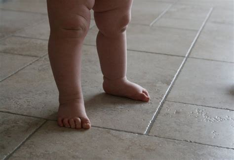 Experten Empfehlen Kinder So Lange Wie Möglich Barfuß Laufen Zu Lassen Und Das Ist Der Grund