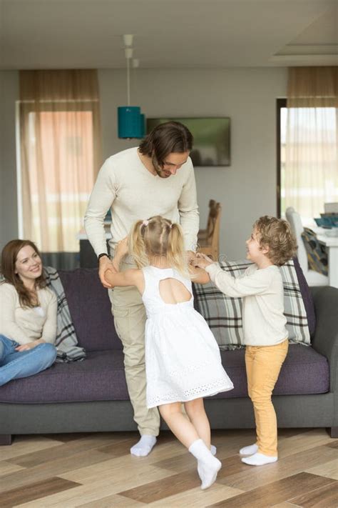 Junger Vater Der Zu Hause Mit Sohn Und Tochter Vertikal Spielt