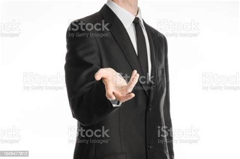 사업가 주제 남자는 검은 양복과 넥타이에 스튜디오에는 흰색 바탕에 고립 된 그의 손에 보유 하 고 가리키기에 대한 스톡 사진 및 기타 이미지 Istock