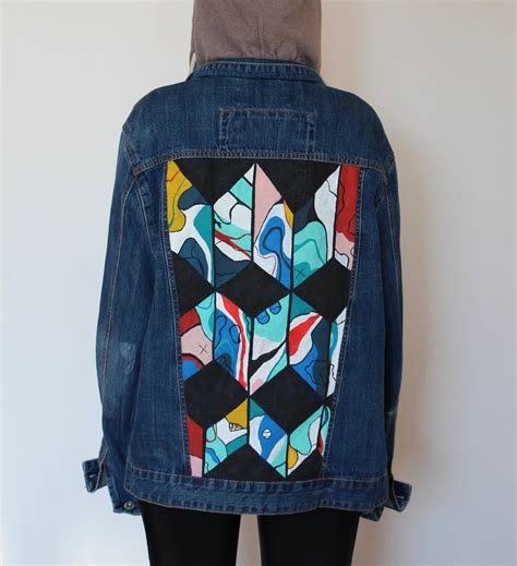 Chaqueta Pintada A Mano Diamantes Y Colores Etsy Ropa Pintada Chaquetas De Mezclilla