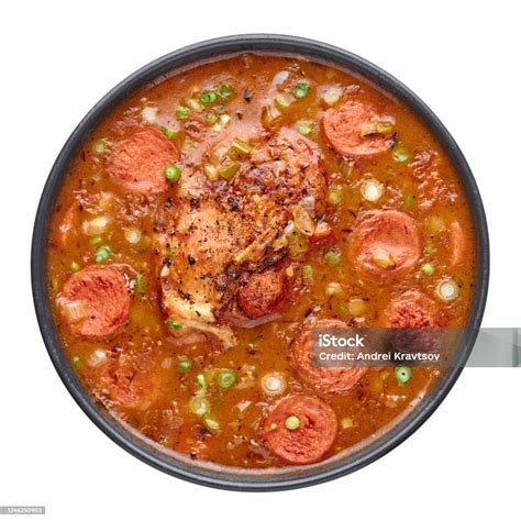 흰색 배경에 고립 된 검은 그릇에 닭고기와 소시지 검보 수프 검보는 루와 루이지애나 케이준 요리 수프입니다 미국 미국 음식 전통