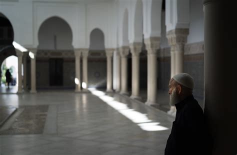 Adab Masuk Dan Keluar Masjid Deras