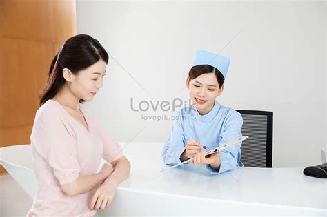 여성 환자는 병원 프론트 데스크에서 상담했습니다 이미지 사진 501351220 무료 다운로드