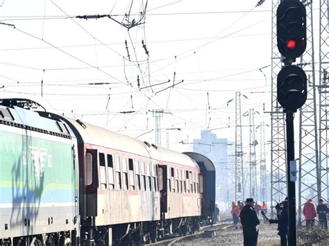 Два влака са се сблъскали на Централна гара в София има пострадали