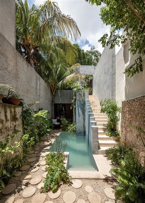 Una Casa Centenaria Muy Estrecha Reformada Con Ingenio Y Con Piscina