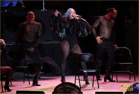 Photo Iggy Azalea Wears Blue Hair For Performance 13 Photo 4327830