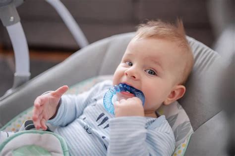⬇ Скачать картинки Младенец Teether стоковые фото Младенец Teether в хорошем качестве