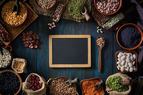 사본 공간이있는 빈 칠판이있는 소박한 나무 테이블에서 위에서 촬영 한 다양한 건조 콩의 상단보기 로우 키 이미지 0명에 대한 스톡 사진 및 기타 이미지 Istock