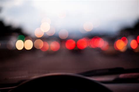 흐림 집중 도시 추상적인 텍스처 Bokeh 도시 조명 Gt 교통 체증 자동차 운전 실의 앞 유리에서 바라보 고 있습니다 소프트 포커스 0명에 대한 스톡 사진 및 기타 이미지