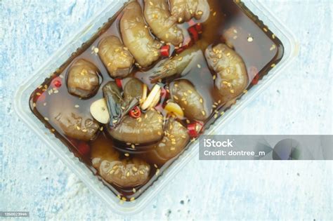 마늘과 붉은 칠리를 곁들인 한국 간장으로 절인 새우를 투명한 플라스틱 상자에 넣고 음식 배달 0명에 대한 스톡 사진 및 기타