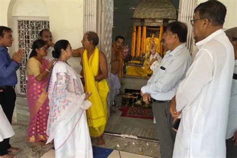 Cm Mamata Banerjee Cm Mamata Banerjee Offers Pujo At Cooch Behars