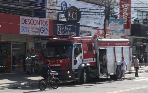 Enxame De Abelhas Em Loja De Laranjeiras Assusta Moradores