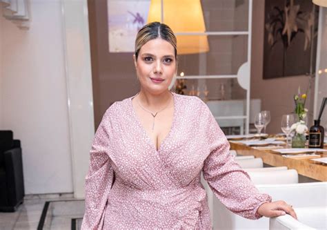 לבושה במעיל בלבד לירז אסייג בצעד מתריס באירוע השקת קולקציה חדשה Tmi