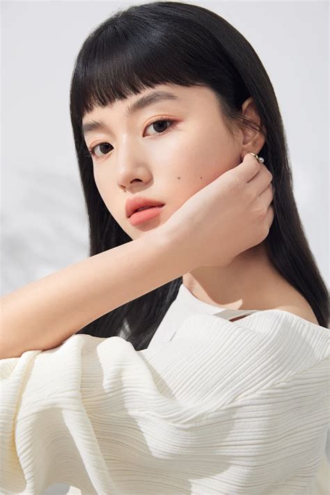 Unny粉底液kv 模特使用后1 花瓣网