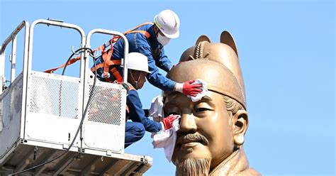 ‘대왕님 흥 하세요…묵은때 벗는 세종대왕 동상