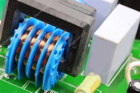 Transformador Rectificador Miniaturizado De Un Circuito Electrónico Y Otros Componentes De La