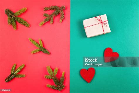 전나무 나무 가지 그리고 빨간색과 녹색 배경에 작은 선물 상위 뷰 평평 하다입니다 크리스마스 구성 0명에 대한 스톡 사진 및 기타 이미지 Istock