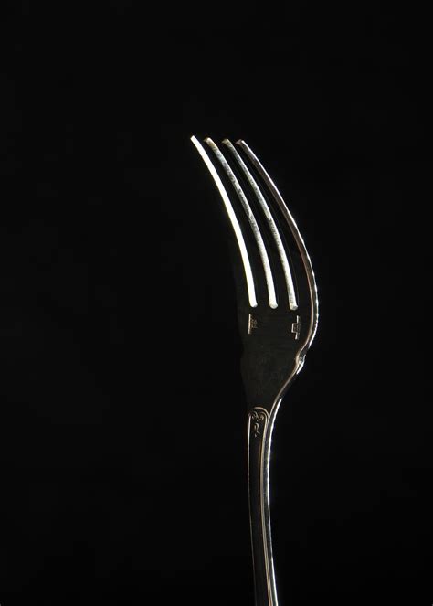 검은 배경의 스테인레스 스틸 포크 사진 Unsplash의 무료 포크 이미지