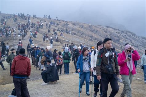 Premium Photo Crowded Climbing Scene In The Ijen Crater Region